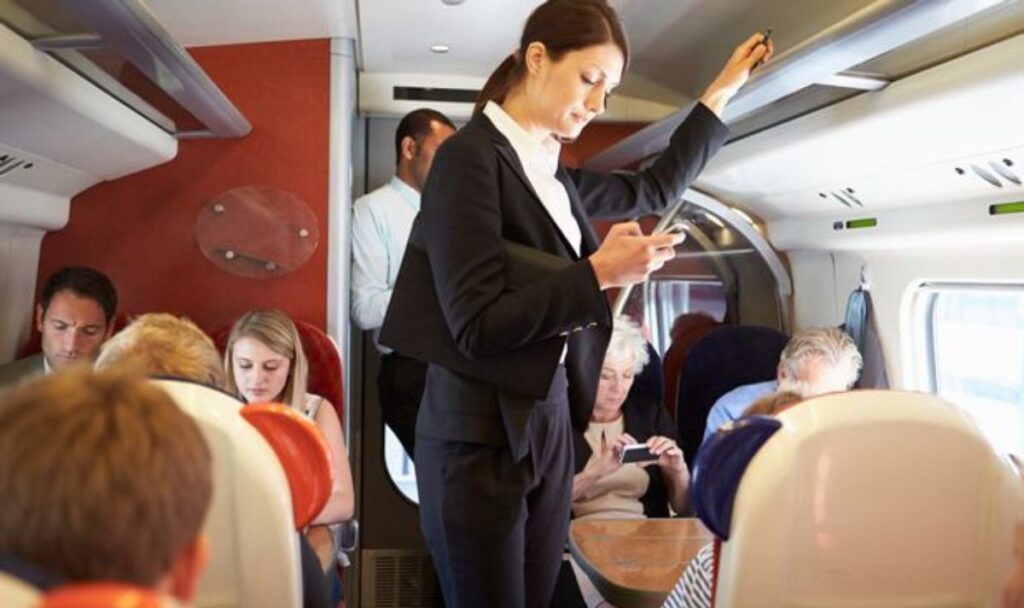 Une femme félicitée pour avoir refusé de céder son siège de train à un ...