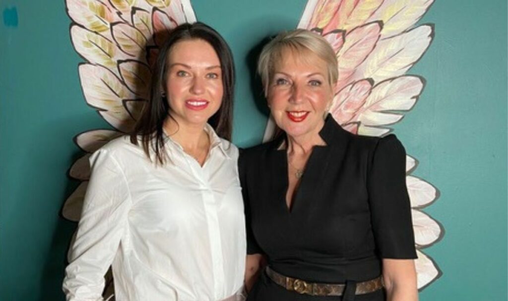 Une grand-mère de 63 ans partage une transformation de peau jeune - "Je ...