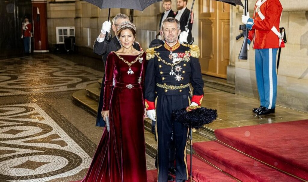 La nouvelle reine du Danemark, Mary, rayonnante lors du banquet royal ...