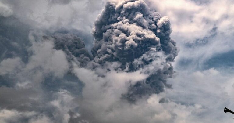 Explosion du volcan Ring of Fire alors que le mont Ibu en Indonésie crache un nuage de cendres à ...