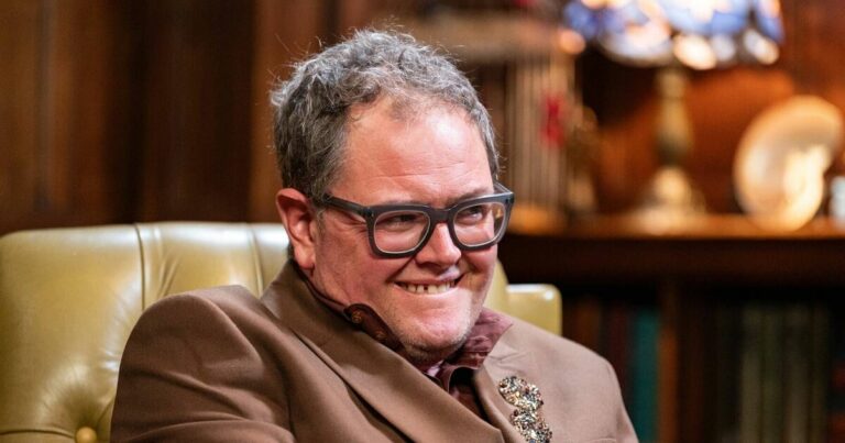 Alan Carr des Celebrity Traitors fulmine après la « hache » alors qu'il ...