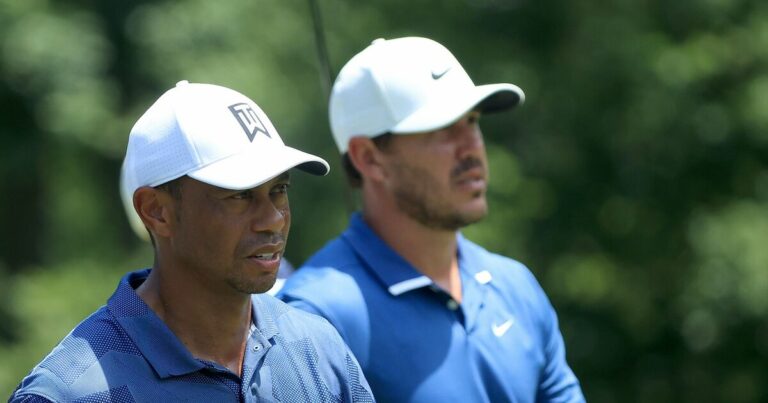 Appel téléphonique privé de Tiger Woods et Brooks Koepka juste après le ...